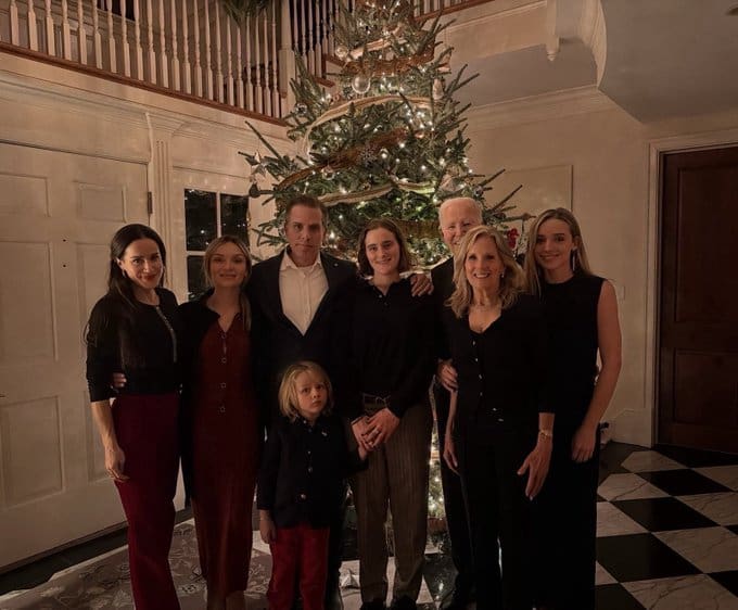 The Biden Clan Takes Another Family Photo to Add to the Portfolio of ...