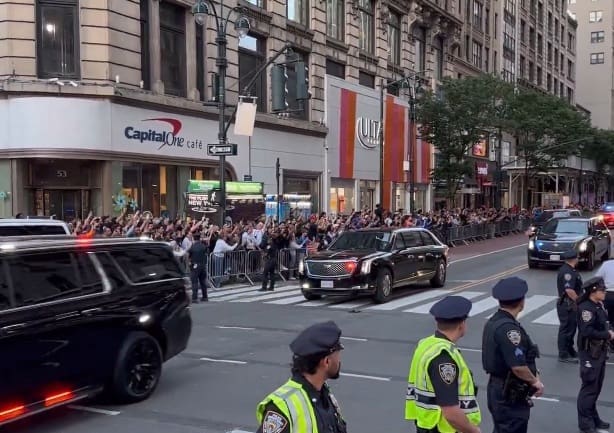 President Trump's Motorcade in NYC Welcomed By Huge Crowd and Cheers ...